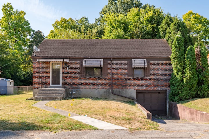 The Cottage On Castlewood (With Attached Garage!) - Dayton, OH