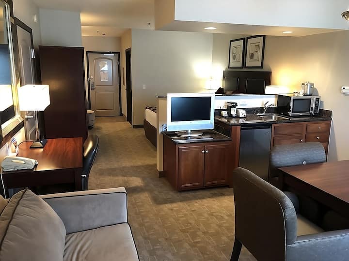 Great Escape! Comfy King Unit, Pool! - Killeen, TX