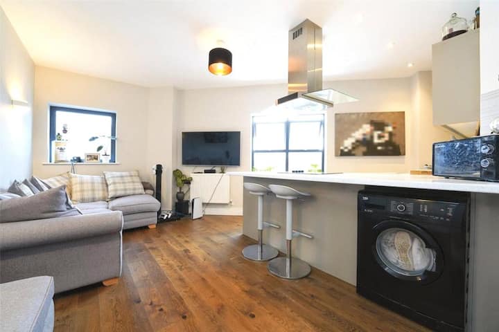 Top Floor 2 Bed Flat - Gloucester