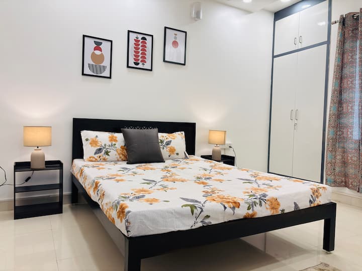 Premium 1bhk In City Centre | 15 Mins Fort/palace - 괄리오르