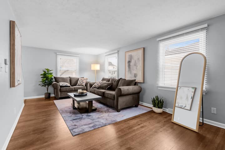 Spacious 4br | Walk To Collins Aero - Rockford, IL