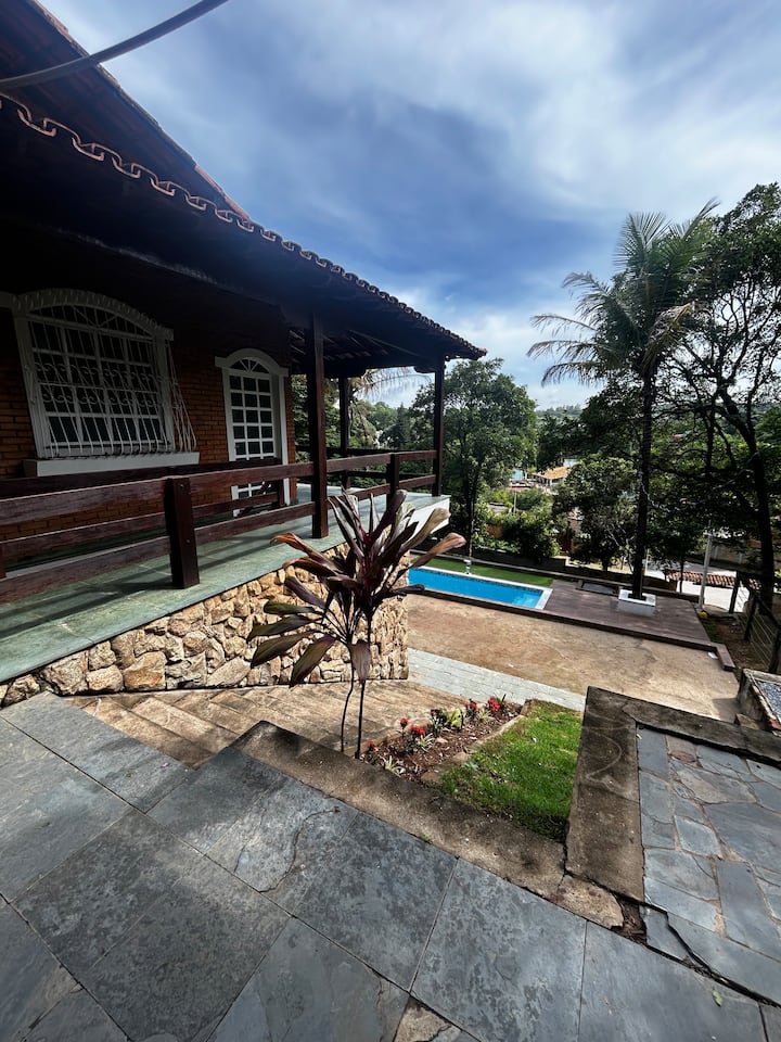 Cada Estilo Colonial, Com Quatro Quartos E Piscina - Confins