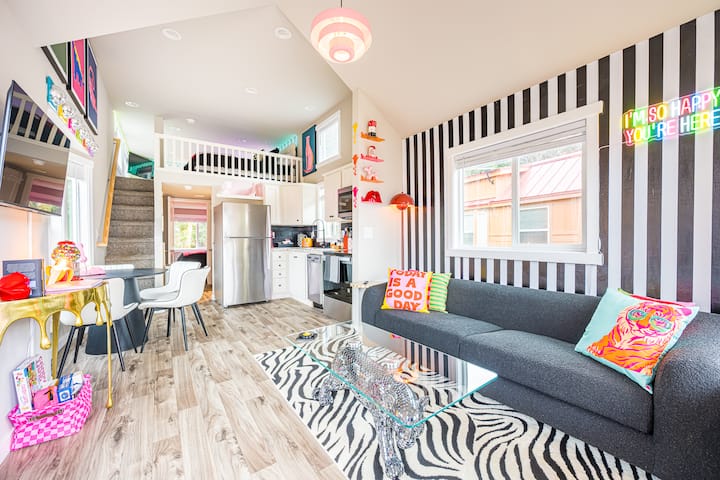 Rainforest Tiny Home Retreat Abstract Modern - Forks, WA