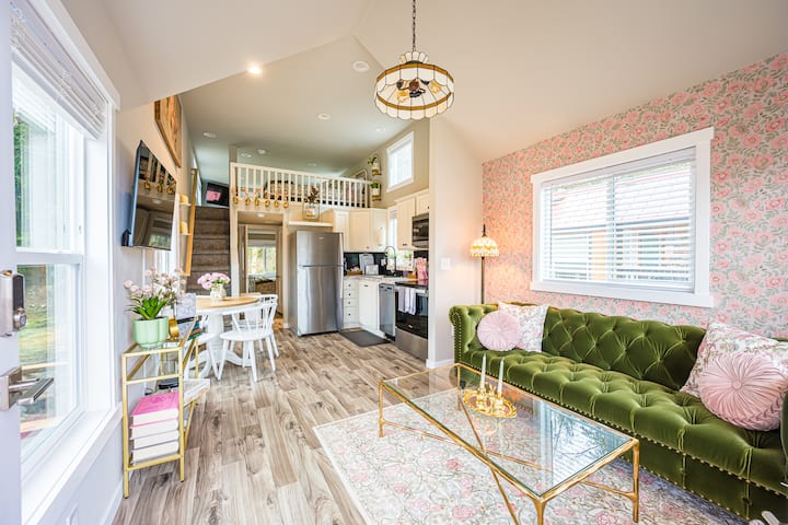 Rainforest Tiny Home Retreat Floral Cottage - Forks, WA