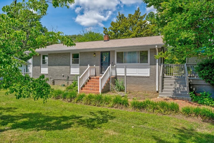 Spacious 4br - Deck & Yard Near Durham–chapel Hill - Chapel Hill, NC