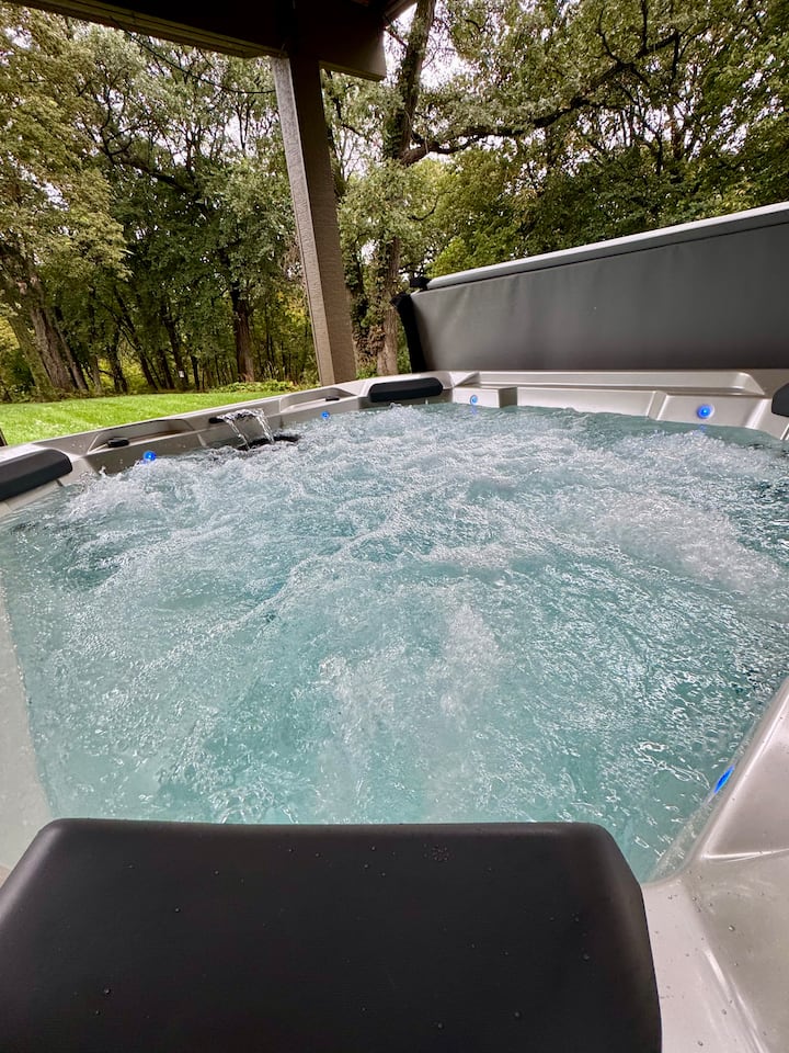 Luxury Private Estate | Hot Tub Pond Gym Fire Pit - Iowa