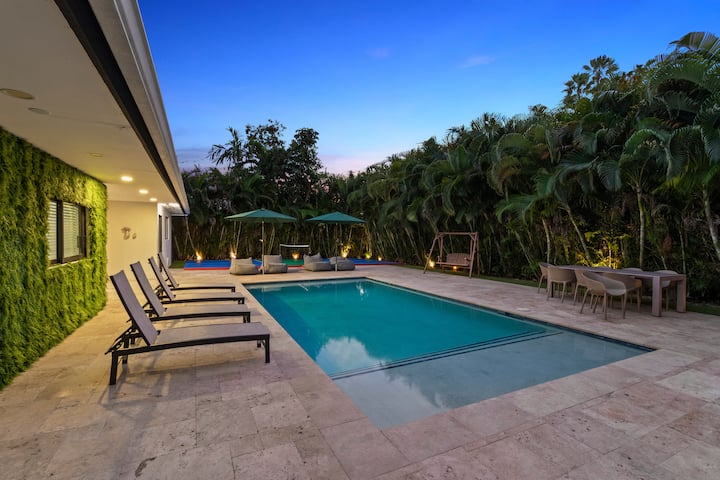 Amazing Villa | Heated Pool & Pickleball - Surfside, FL