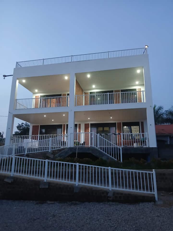 Moppis White Home - Uganda