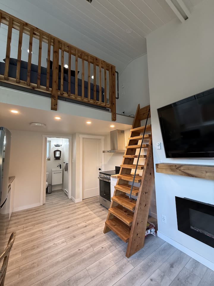 Cozy Saanich Loft Suite With Private Entry - Saanich