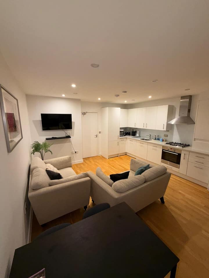 Modern 3 Bed Home Near Heathrow With Free Parking - Hayes