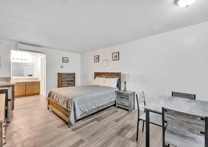 Modern Charlotte Studio Near Hospitals - Idlewild - Charlotte