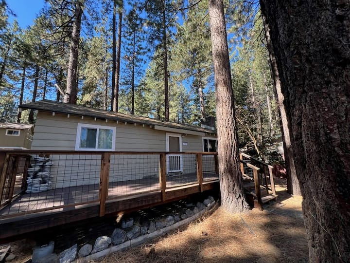Cozy Tahoe Cabin • Sleeps 6 • 5 Min To Lake - South Lake Tahoe, CA
