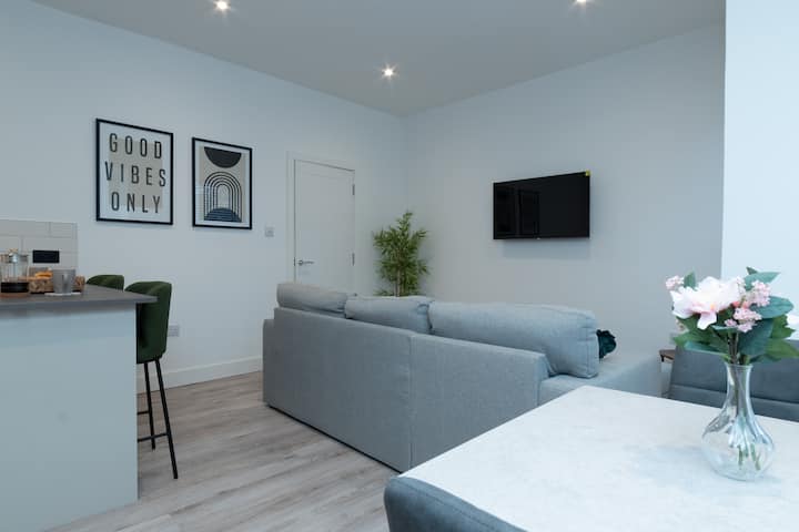 Stylish & Contemporary 2 Bed Apartment - Hull