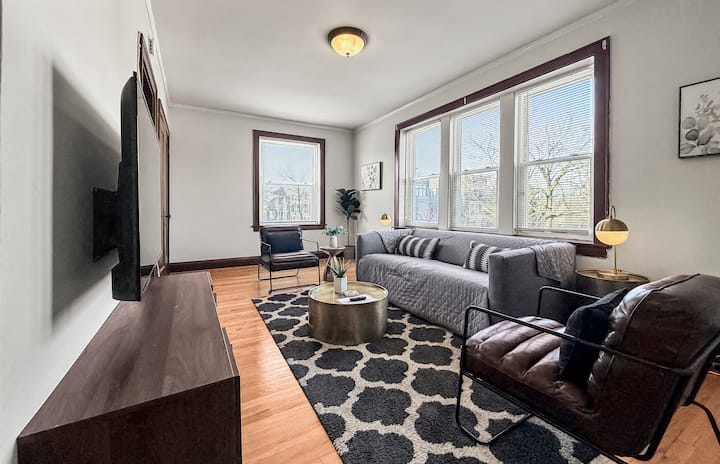 Charming Sunlit 1br Apartment - Chicago, IL