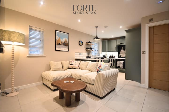 New Two Bedroom Suite | Walk To Trentham Gardens! - Stoke-on-Trent