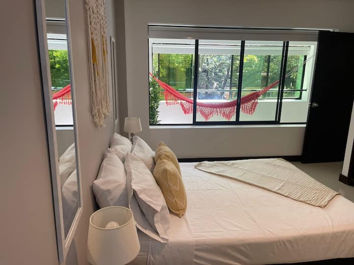 Apartamento Con Balcón En Zona Rosa Laureles 301 - Medellín