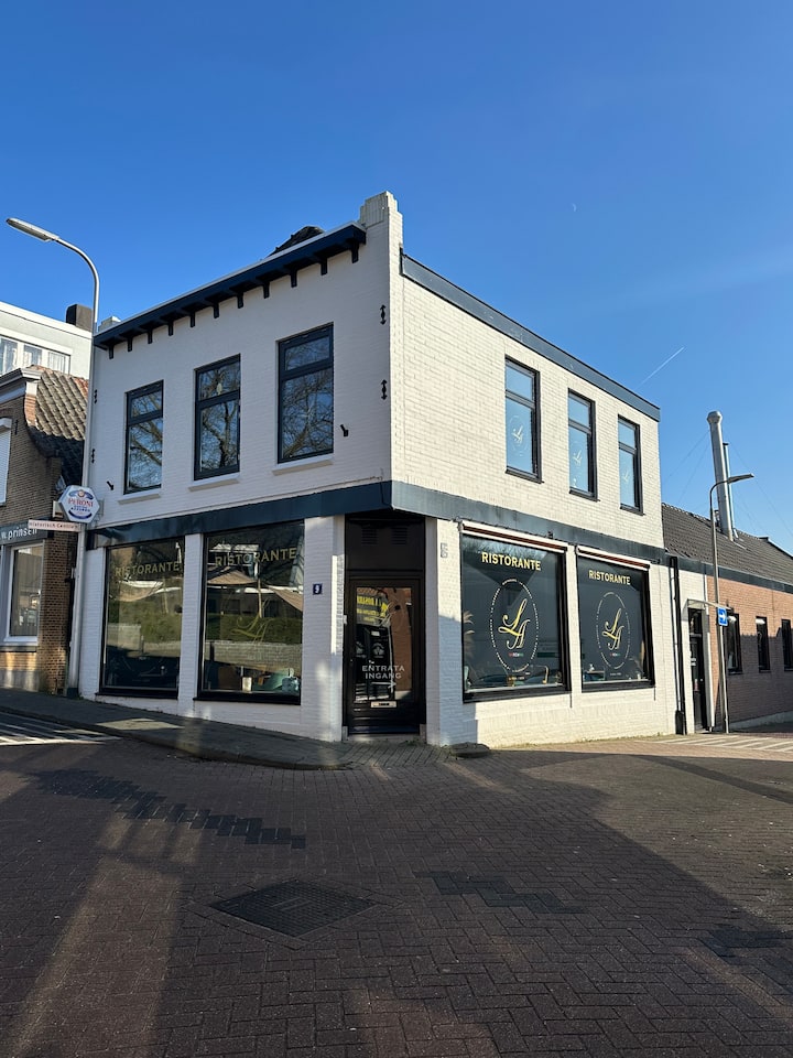 Zeer Nette Ruimte Met Meerdere Parkeerplaatsen - Barendrecht