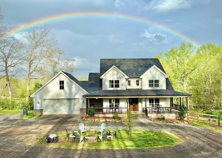 The Farmhouse At Blessed Acre Farm | Horses + Pool - Dahlonega, GA