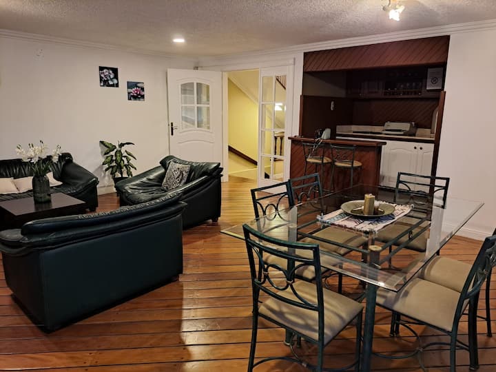 Linda Casa En Buen Sector De La Ciudad 3 Cuartos - Quito