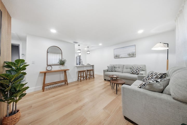 Home In St. Petersburg Sunshine City Getaway - Treasure Island, FL