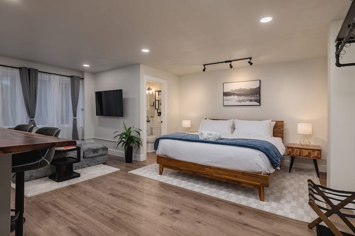 Downtown Nordic Studio | King Bed | Walkable - Alaska