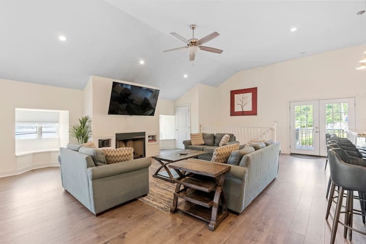 Lakefront House Hear Track - 8 Bedrooms! - Saratoga Springs, NY