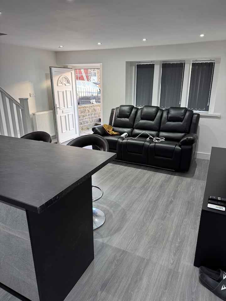 Stylish 1-bedroom • Private Parking •55” Smart Tvs - Clifton