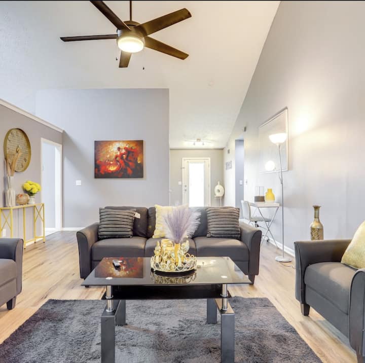 Spacious 4bd Rm Pet-friendly Home With Sunroom - Lawrenceville, GA