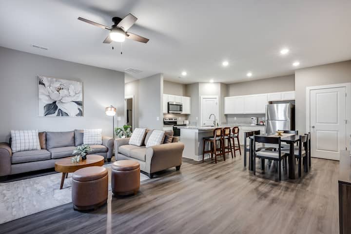 Close Drive To Wichita Hoops | Garage + W&d - Andover, KS