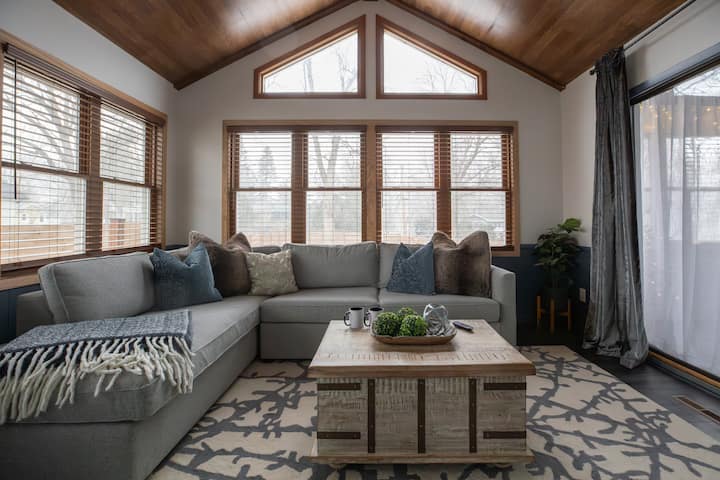 Walk To The Dinner Theater - The Story House - Eden Prairie, MN