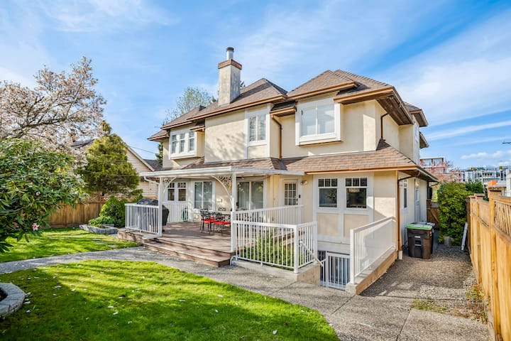 Spacious Qe Park Home | Walk To Train | Sleeps 10 - North Vancouver