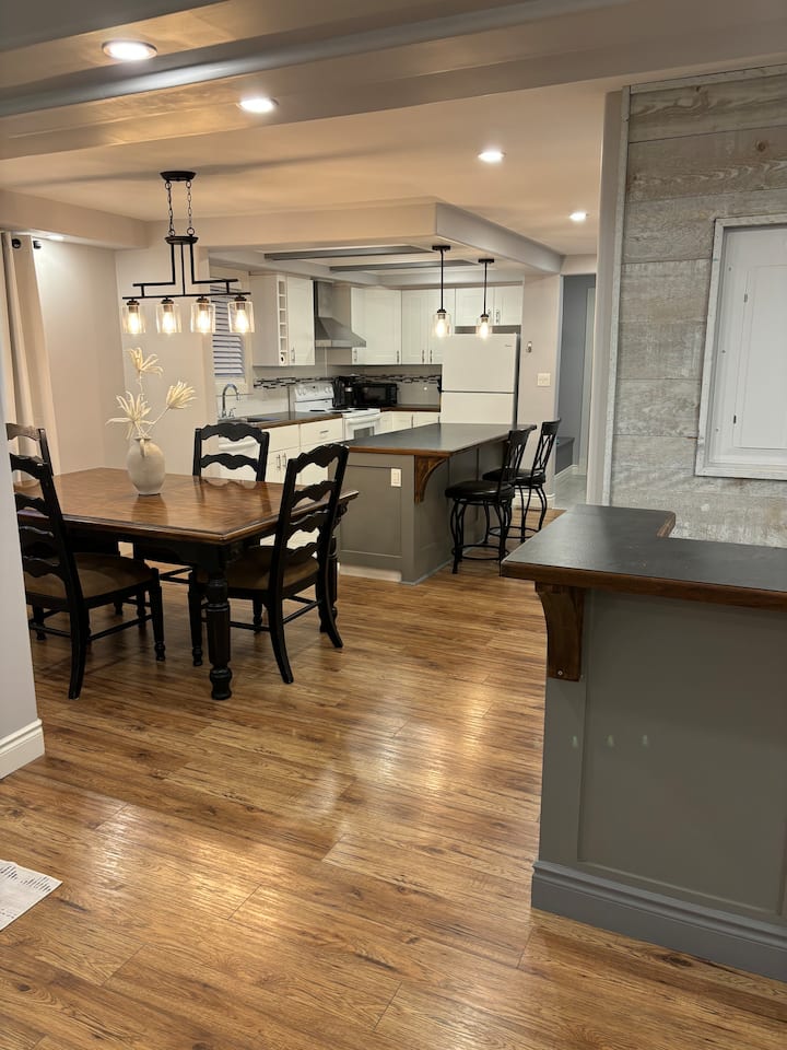 Centrally Located Three Bedroom House - 京斯敦