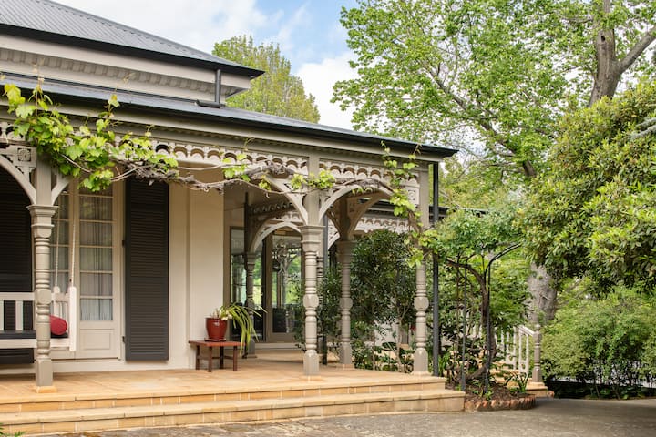 A Timeless Retreat Where Heritage And Luxury Meet. - 론서스턴