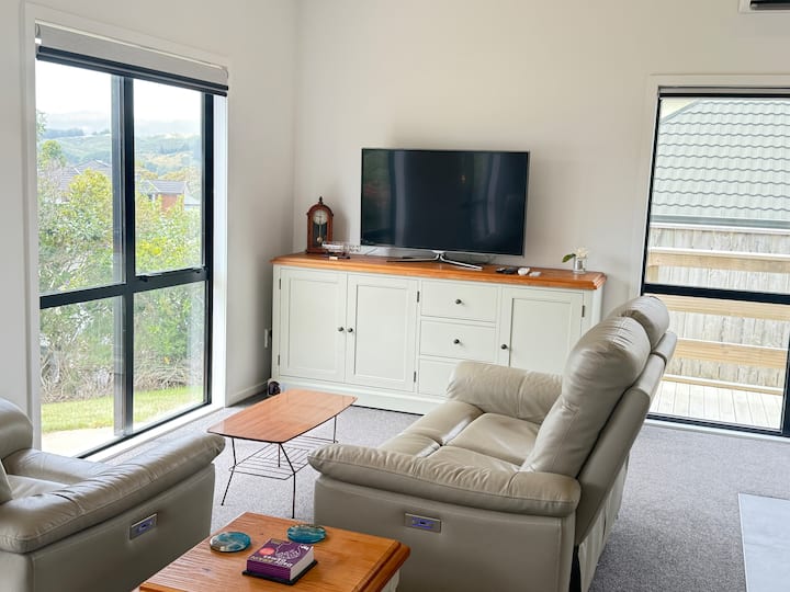 Modern, Light And Everything You Need In Whitby - Porirua
