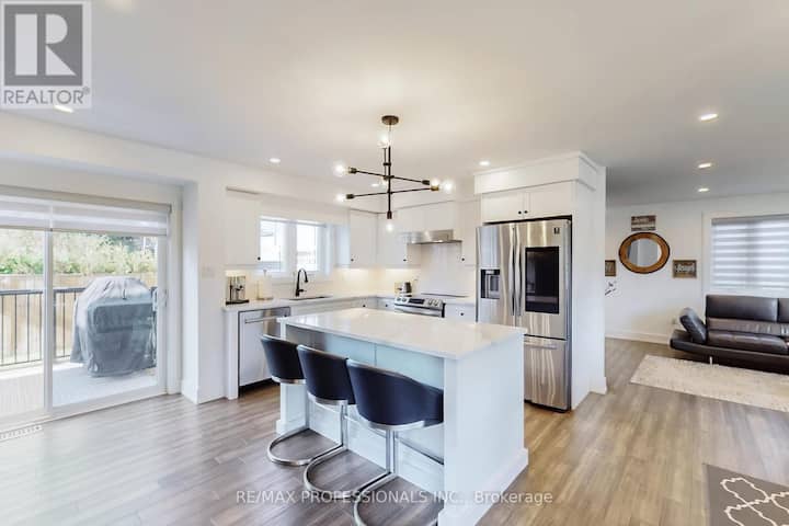 Spacious Modern 6 Bedroom House With Elevator - Toronto