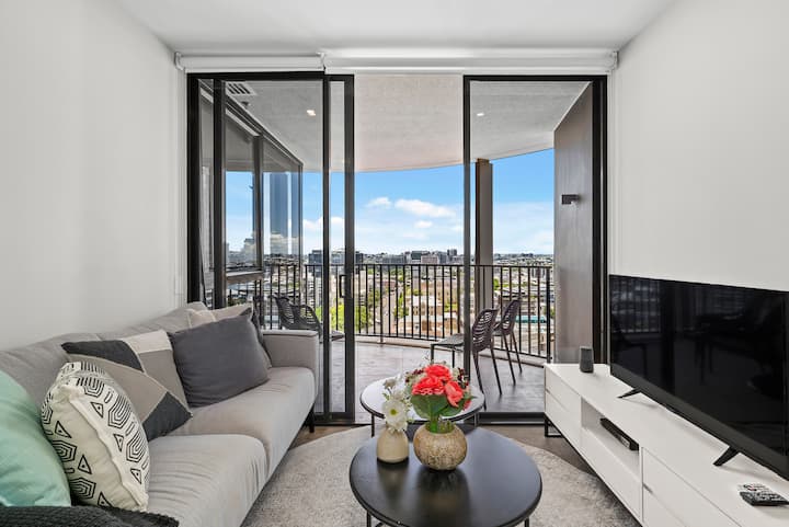 City & River Views Apt W/ Parking & Rooftop Pool! - Brisbane