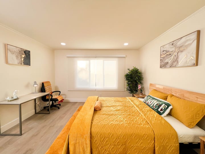 Bright Queen Room A3 | 1767 19th Ave Sf - San Francisco, CA