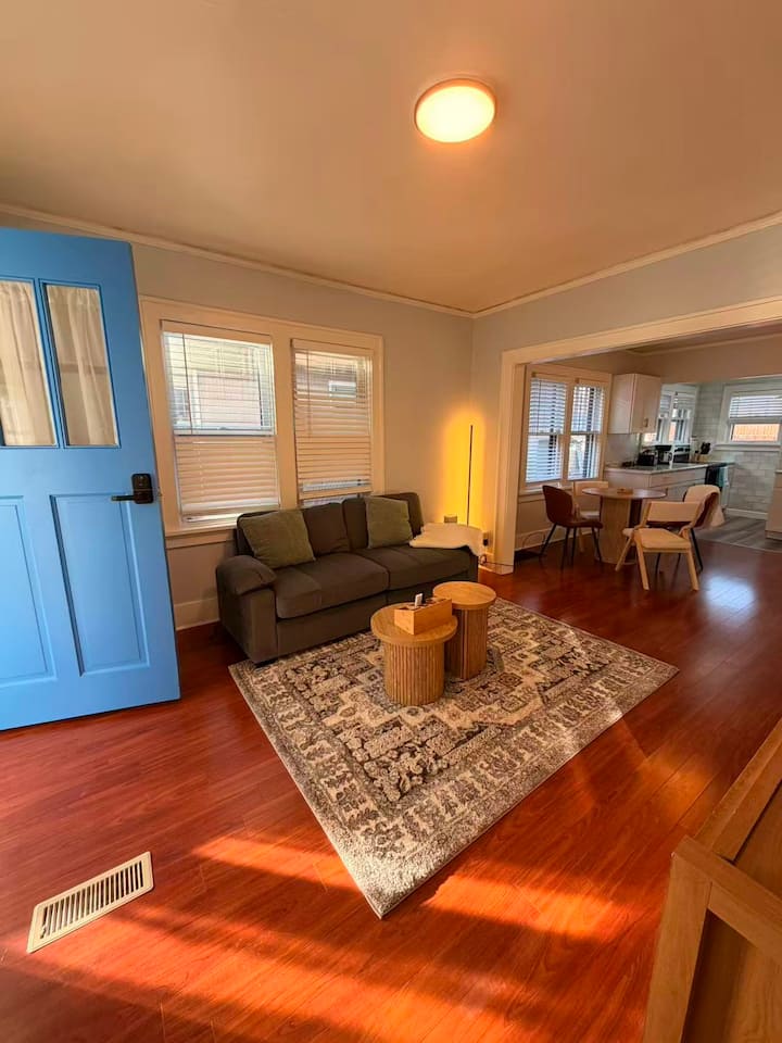 Entire Cozy 2b1b Bungalow Minutes Away From Uiuc - Urbana, IL