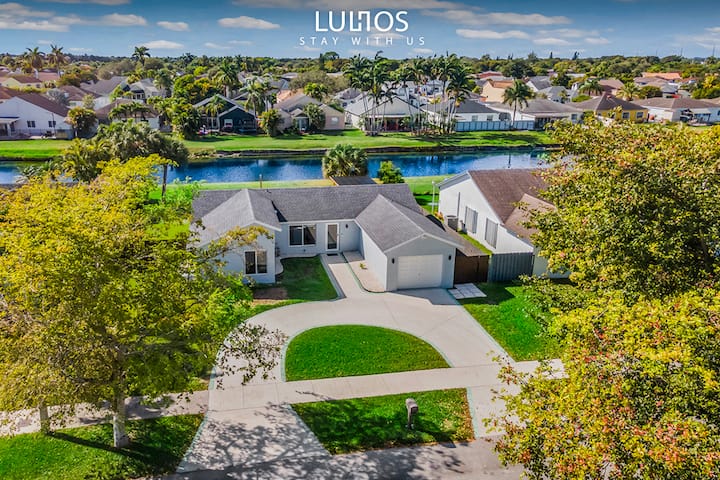 Lakefront Home • Near Zoo & Everglades | Pool_bbq - Florida Keys