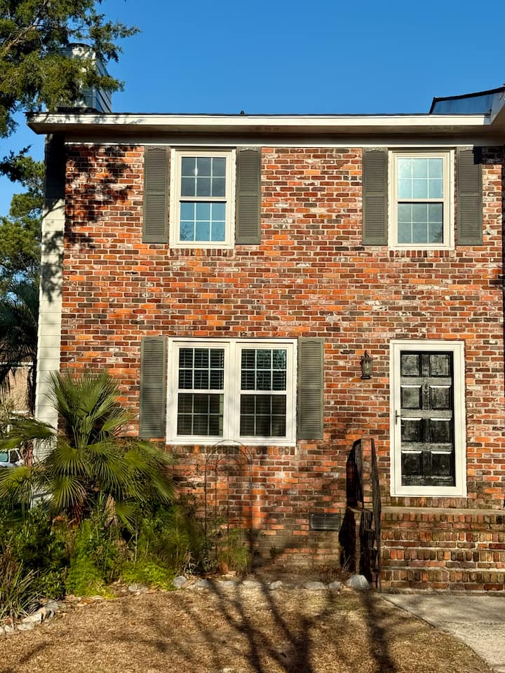 Old Village Townhome (Dog Friendly/fireplace/pool) - Charleston, SC