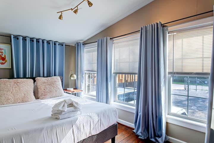 3br Montrose Vantage Point! | Shops & Eats Nearby! - Houston, TX