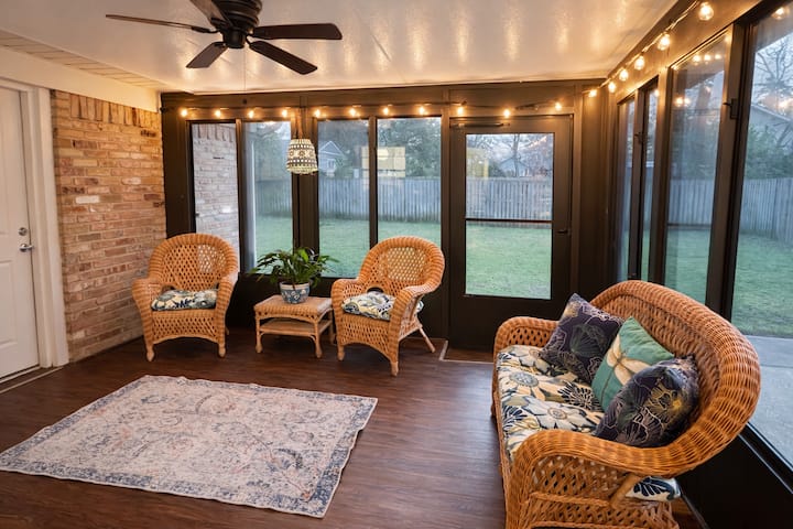 Brick & Bloom On 4th Cozy Azalea District Cottage - タイラー, TX