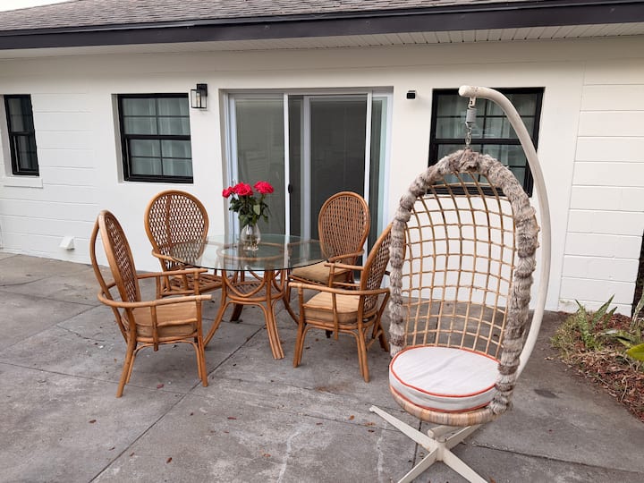 The Serenity Cottage; By The Sea, On The Trail. - Dunedin, FL