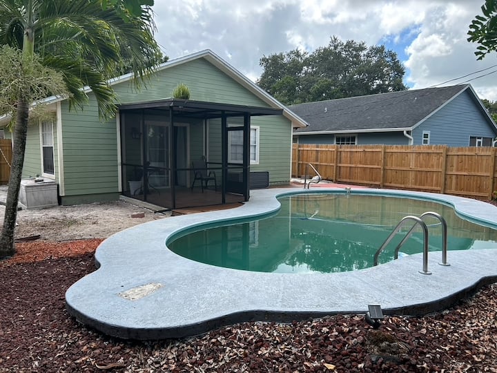 Close To Beach, Downtown, Private Backyard & Pool - Vero Beach, FL