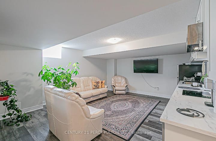 Spacious & Bright Basement Apart With Private Bath - Markham, Canada