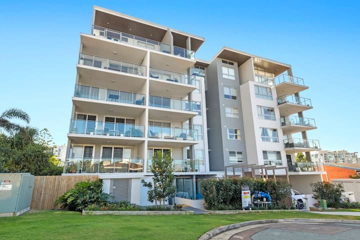 Wake To Salt Air | Kings Beach - Caloundra