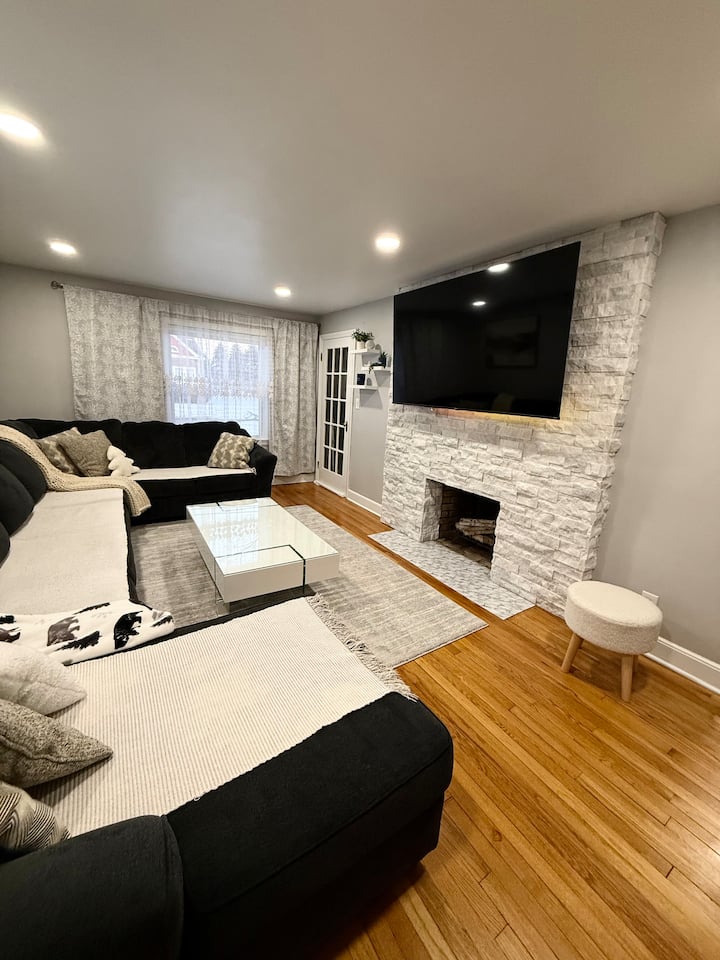 Elegant Fully Furnished 3br Home In East Utica - Utica