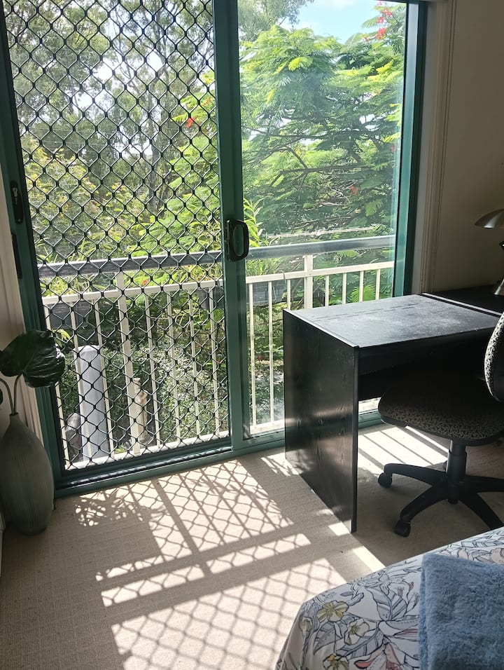 3 Level Central Townhouse Overlooking Private Pool - Oxley