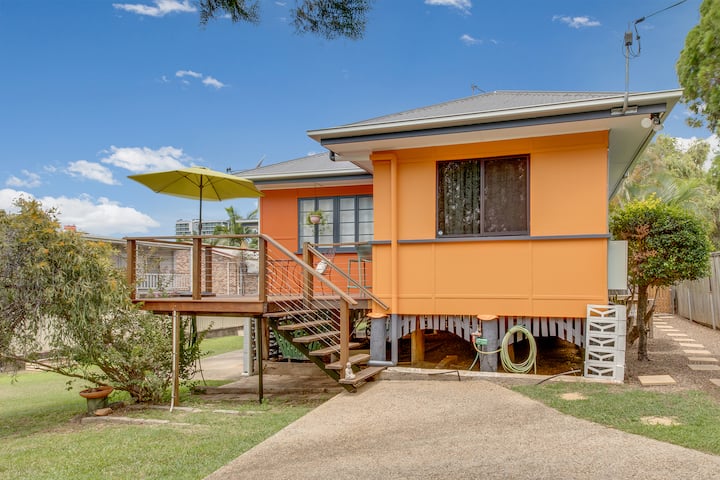 Bungalow On Rollo | Pets, Parking & Personality - Gladstone