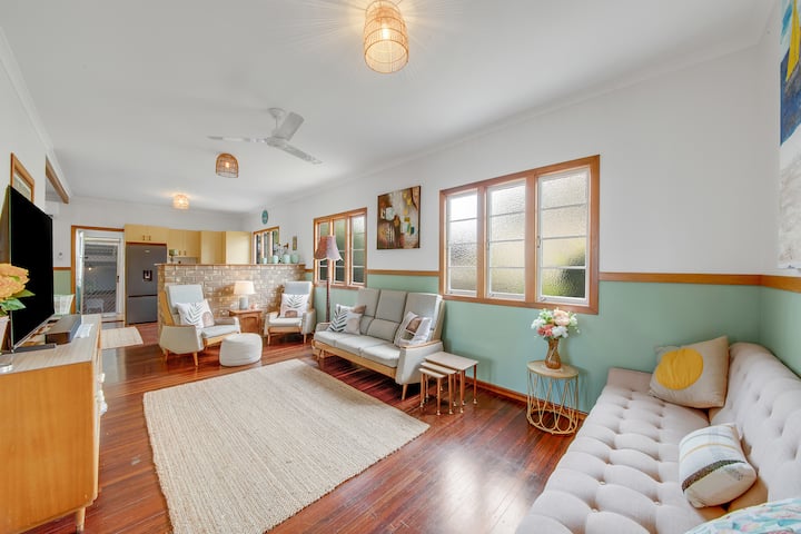 Bungalow On Rollo | Pets, Parking & Personality - Gladstone